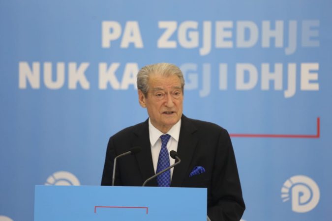 “E ndihmoi Ahmetajn të arratisej për azil”, Berisha akuza Ramës ... “E ndihmoi Ahmetajn të arratisej për azil”, Berisha akuza Ramës ...