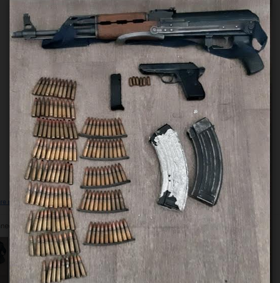 Policia hyn në një shtëpi në Ferizaj dhe gjen armë, i dyshuari në ... Policia hyn në një shtëpi në Ferizaj dhe gjen armë, i dyshuari në ...