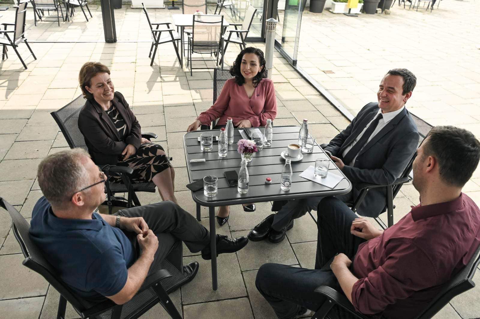 Kurti i nxjerr në foto krejt udhëheqësit e institucioneve për t’u ...