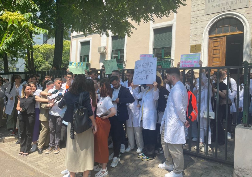 Kundër vendimit të qeverisë, studentët e mjekësisë paralajmërojnë ... Kundër vendimit të qeverisë, studentët e mjekësisë paralajmërojnë ...