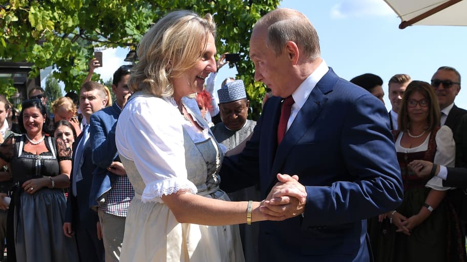 Kush është ish-diplomatja që Putin po e shpërblen me prona? - Gazeta ... Kush është ish-diplomatja që Putin po e shpërblen me prona? - Gazeta ...
