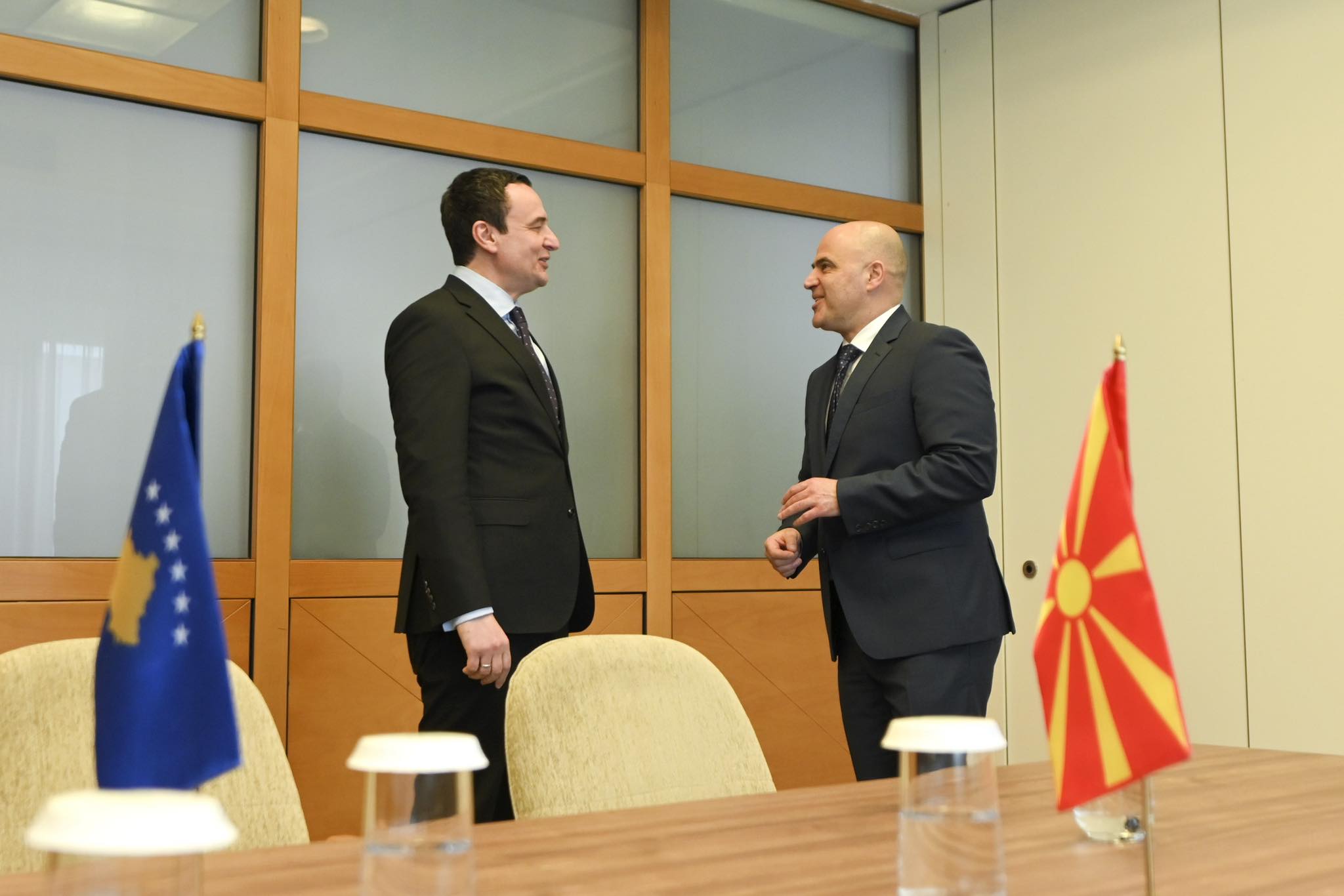 Kurti nxit reagimin e Qeverisë në Shkup, nisin hetimet për flamujt ...