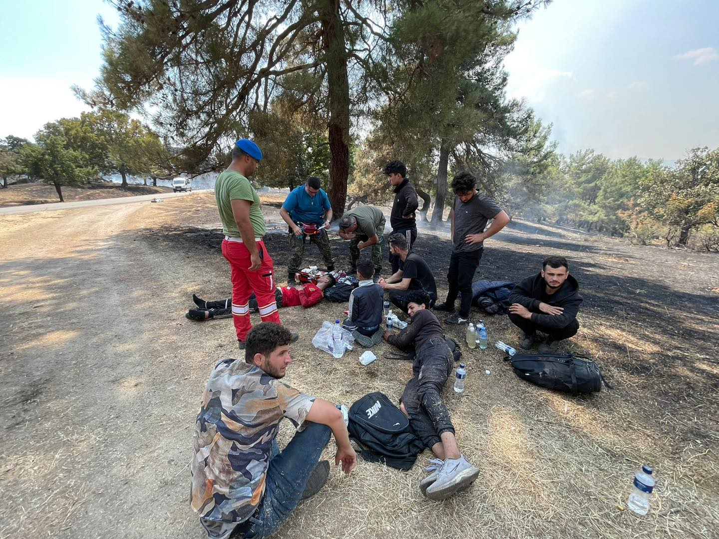 Zjarrfikësit shqiptarë shpëtojnë nga flakët 9 emigrantë në Greqi ...