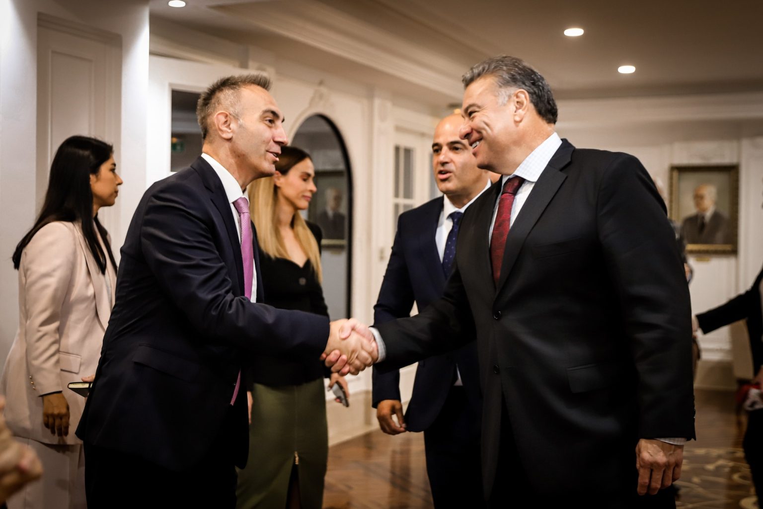 Flamuri me "Shqipërinë e Madhe" përsëri në Tetovë, Grubi: S'është mirë ...