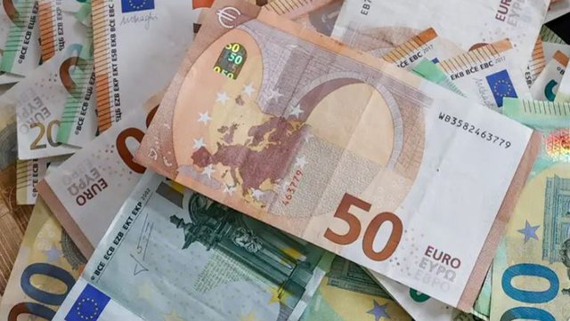 Gjithnjë e më shumë euro të falsifikuara - Gazeta Express Gjithnjë e më shumë euro të falsifikuara - Gazeta Express