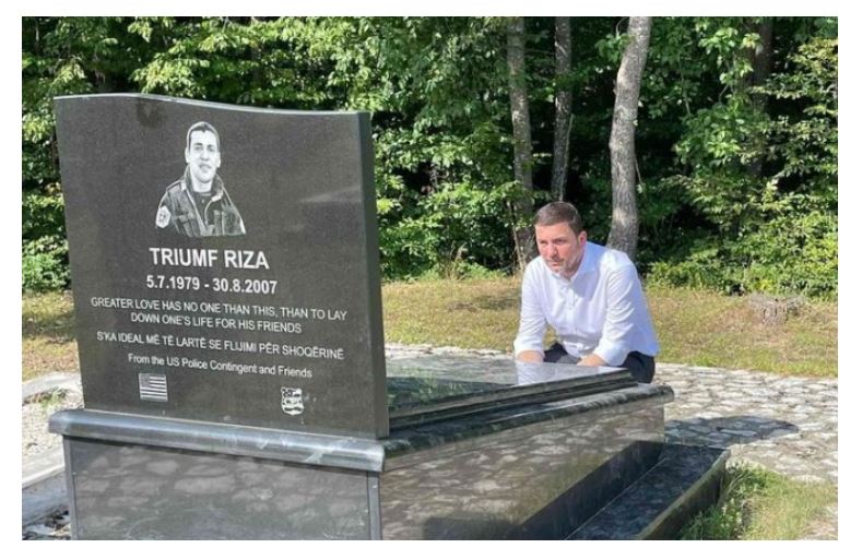 Krasniqi përkujton ish-policin, Triumf Riza - Gazeta Express