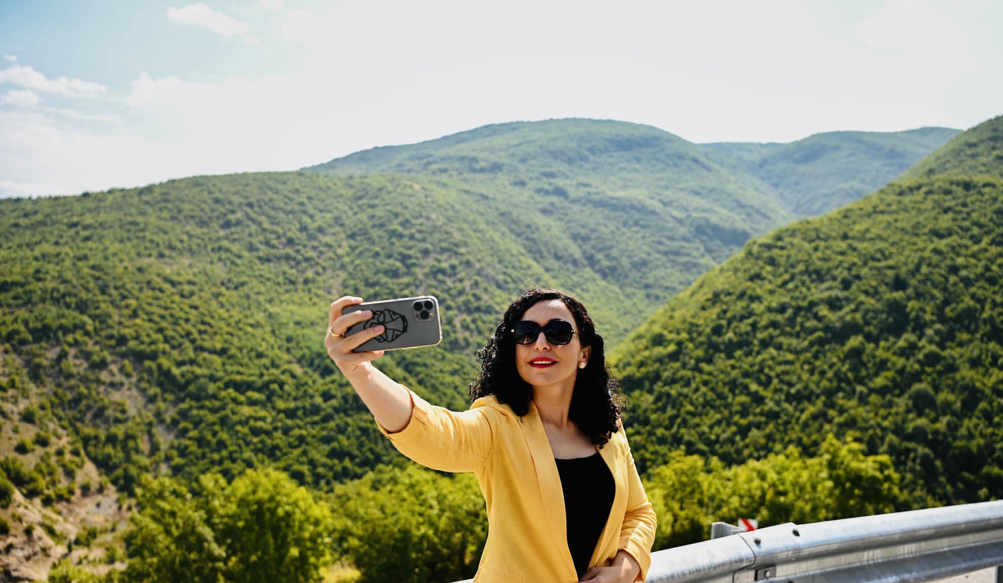 Gjatë rrugës për në Dragash, Osmani ndalet për ta bërë një selfie ...