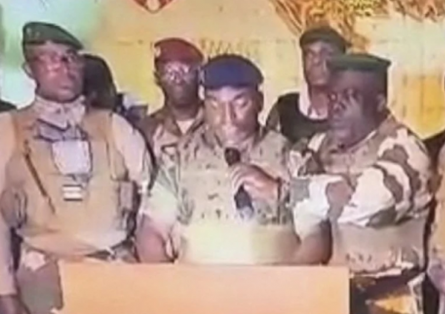 Ushtria shpall grusht shteti në vendin e Afrikës Qendrore, oficerët e ... Ushtria shpall grusht shteti në vendin e Afrikës Qendrore, oficerët e ...