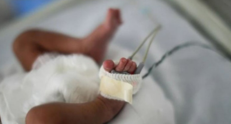 E rëndë, foshnja i bie nga duart nënës ndërsa po i jepte gji, përfundon ...