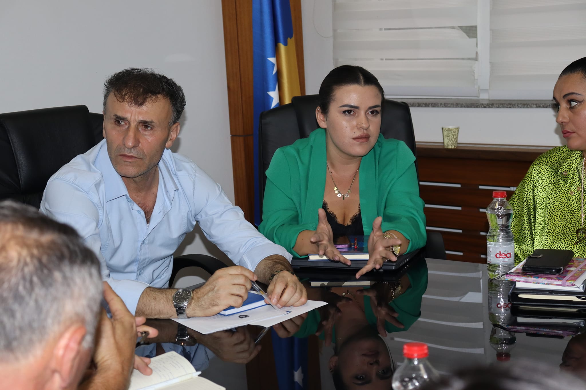 Dalin foto të reja të Lulzim Hetemit nga një mbledhje në Komunën e ...