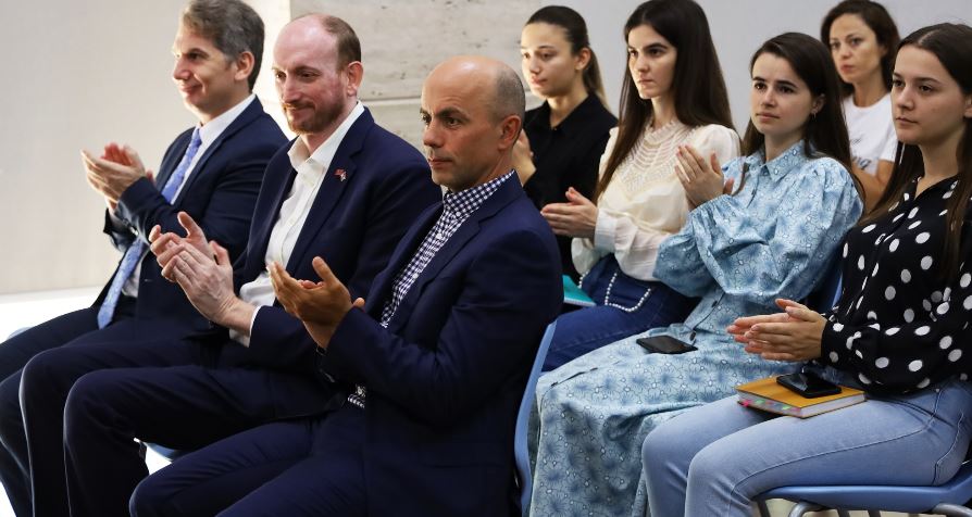 Lajm i mirë për maturantët, “Western Balkans University” ofron bursa ...