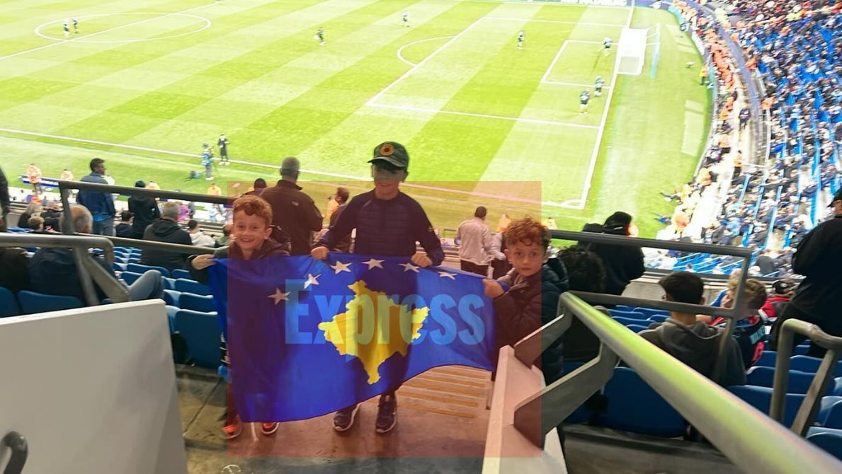Fëmijë kosovarë me flamuj, simbole të UÇK-së e shqiponje në ndeshjen e ...