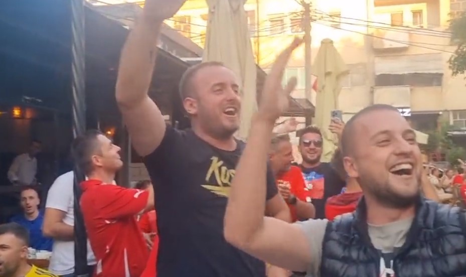 Pamje: Tifozët e Kosovës dhe Zvicrës argëtohen e këndojnë së bashku ... Pamje: Tifozët e Kosovës dhe Zvicrës argëtohen e këndojnë së bashku ...