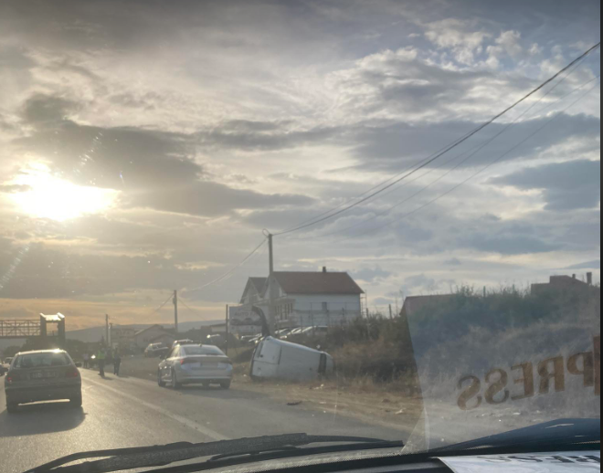 Aksident trafiku në rrugën Prishtinë- Pejë - Gazeta Express Aksident trafiku në rrugën Prishtinë- Pejë - Gazeta Express