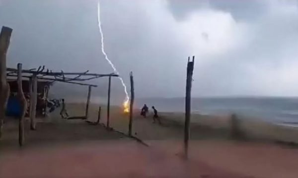 Momenti kur rrufeja i godet për vdekje pushuesen 33-vjeçare dhe një ... Momenti kur rrufeja i godet për vdekje pushuesen 33-vjeçare dhe një ...