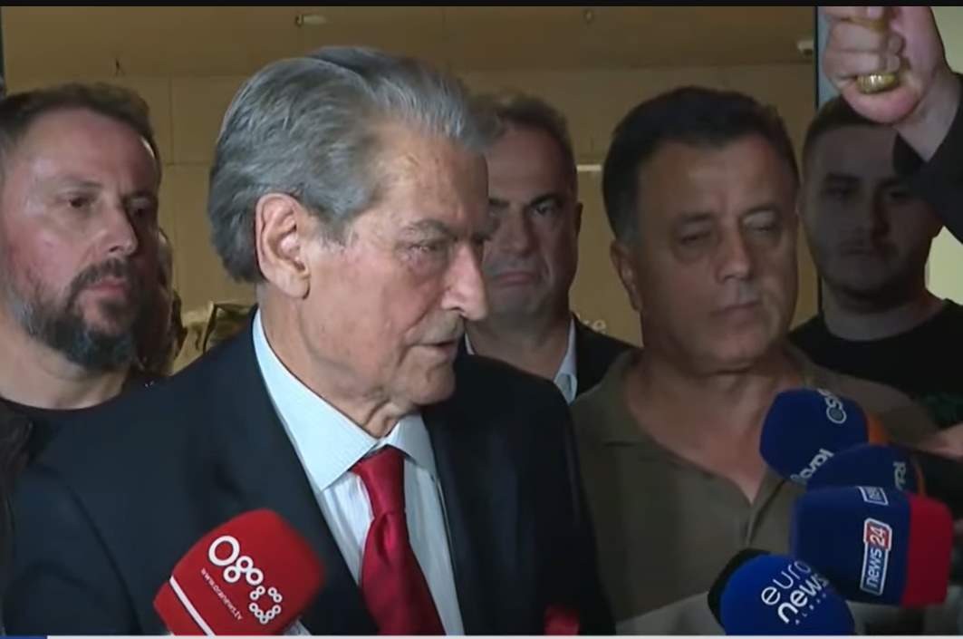 Dy oficerë i shkojnë në zyrë, Berisha nuk i takon: Mercenarë. I marrin ... Dy oficerë i shkojnë në zyrë, Berisha nuk i takon: Mercenarë. I marrin ...