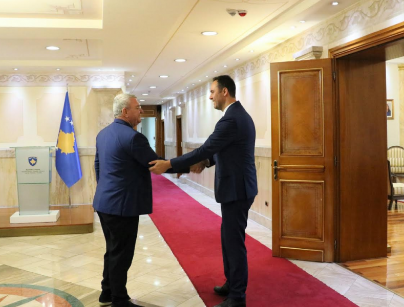 Kryetari Glauk Konjufca e priti në takim kryetarin e FSHF-së, Armand ... Kryetari Glauk Konjufca e priti në takim kryetarin e FSHF-së, Armand ...
