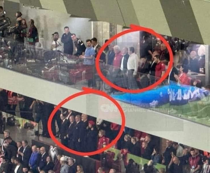 Fotoja e Sveçlës me Kurtin e Jasharin në stadium, pas tyre shihet Vlora ...