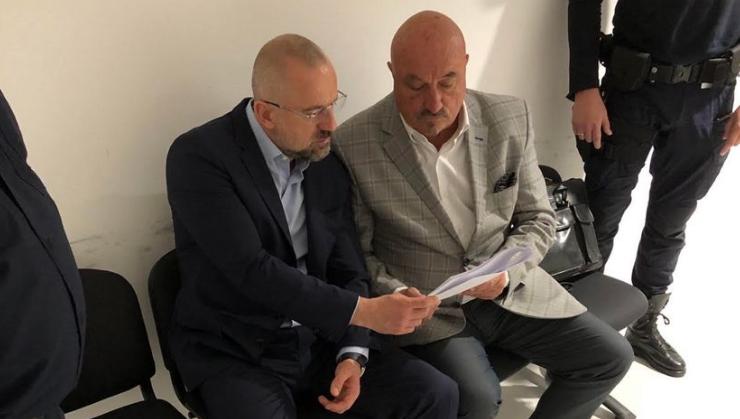 VV godet pushtetet e kaluara: Dikur Radojçiqit i hiqej fletarresti ...