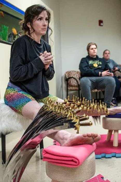 Thyhet rekord Guinnes, gruaja balancon 30 shpata në trupin e saj në ...