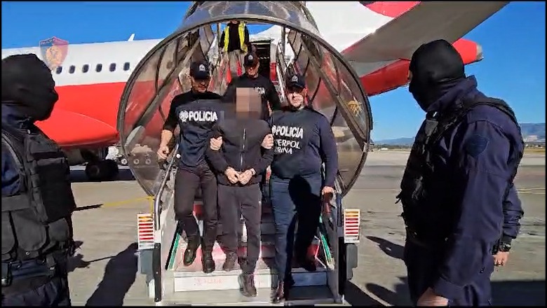 VIDEO/ Momenti kur Behar Bajri zbret në tokën shqiptare nën masa të ...