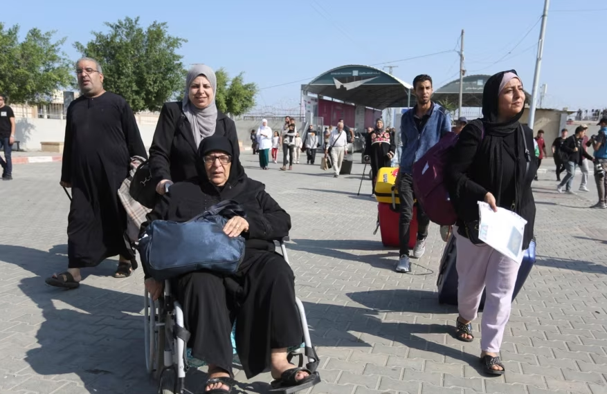 Dhjetëra persona hyjnë në pikëkalimin Rafah që lidh Gazën me Egjiptin ... Dhjetëra persona hyjnë në pikëkalimin Rafah që lidh Gazën me Egjiptin ...