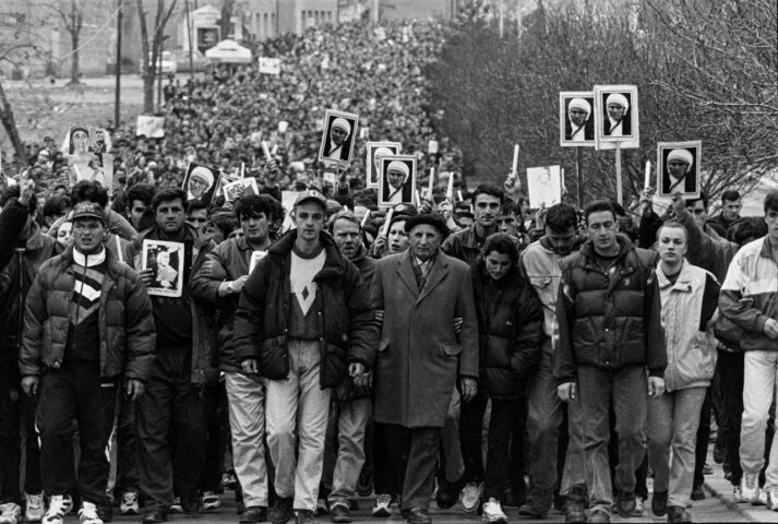 Fotografi serb publikon foto të Kosovës në trazira në vitet 1980 dhe 1990, ka dokumentuar ...