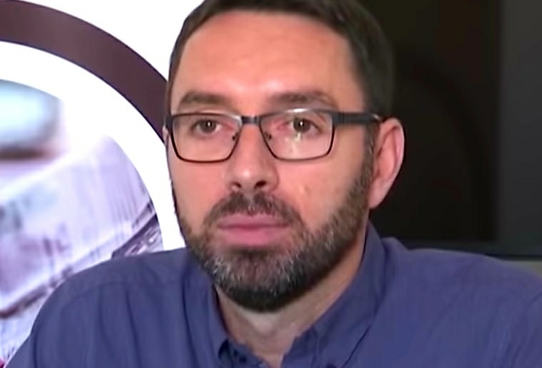 Drejtori i Radio Kosovës Arsim Halili i përgjigjet gazetares Bajraktari ...