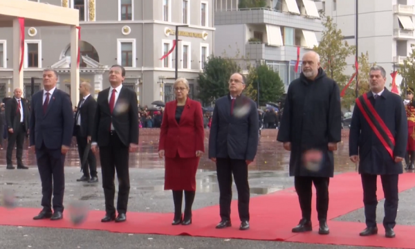 Kurti merr pjesë në ceremoninë e ngritjes së flamurit në Vlorë krah ... Kurti merr pjesë në ceremoninë e ngritjes së flamurit në Vlorë krah ...