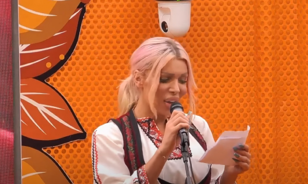 Edona James, një atdhetare e vërtetë – interpreton me zemër këngën ...