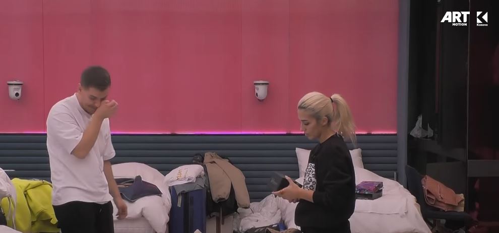 Iliriana, Adrit: Edhe pa më thënë ti, unë nuk kam qejf të ekspozohem ... Iliriana, Adrit: Edhe pa më thënë ti, unë nuk kam qejf të ekspozohem ...