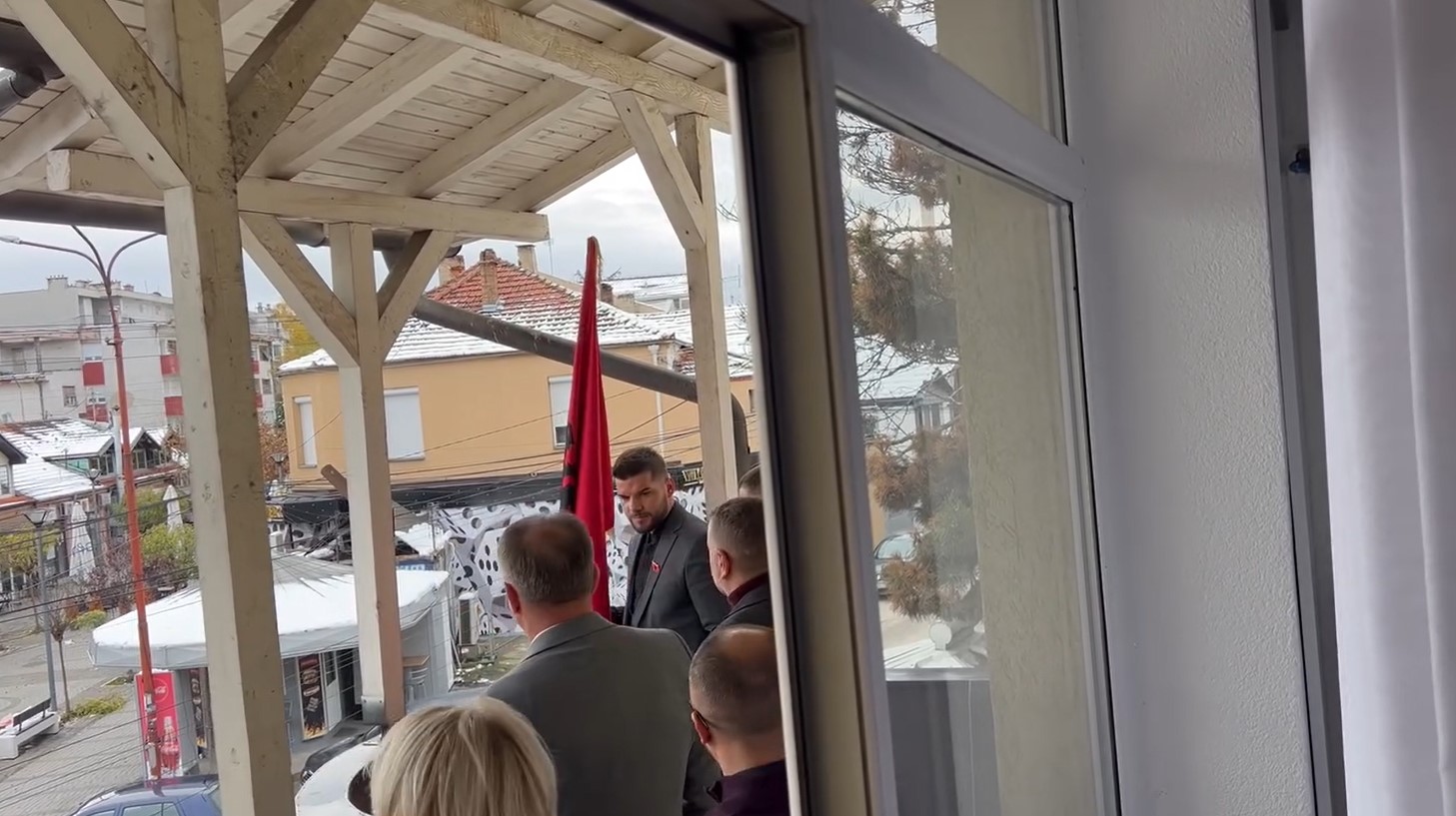 28 nëntori, flamuri shqiptar vendoset në objektin e KKSH-së në Bujanoc ...