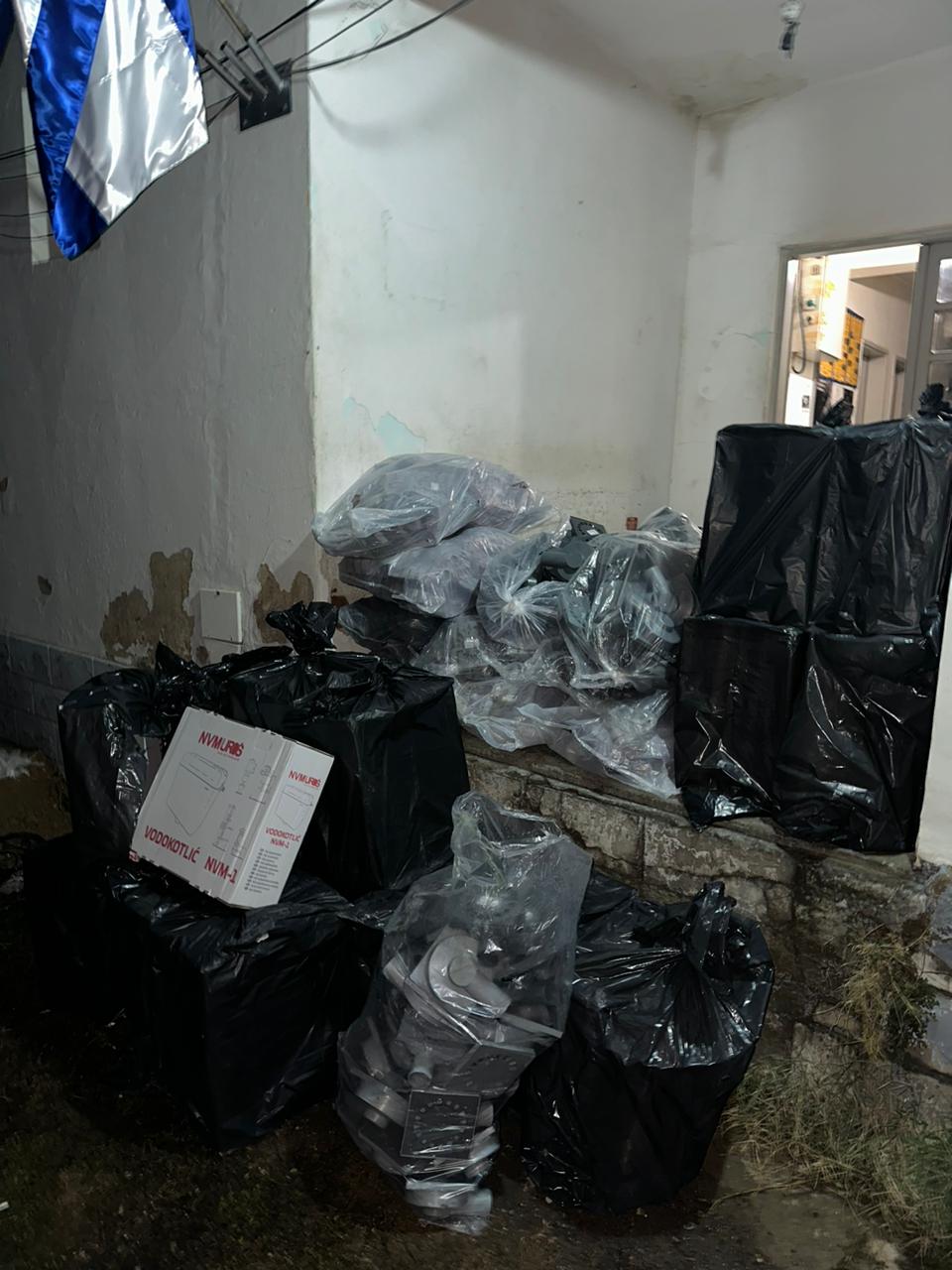 Policia dhe Dogana e Kosovës parandalojnë një rast të kontrabandimit me ... Policia dhe Dogana e Kosovës parandalojnë një rast të kontrabandimit me ...