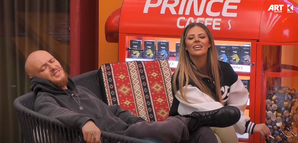 “Ti më ke vra me puthje tradhtare”, Santiana e Iliriana këndojnë hitin ...