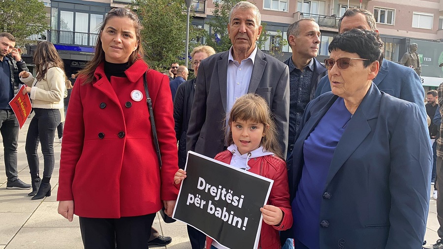“Drejtësi për babin”, vajza i prin protestës ku kërkohet drejtësi për ...