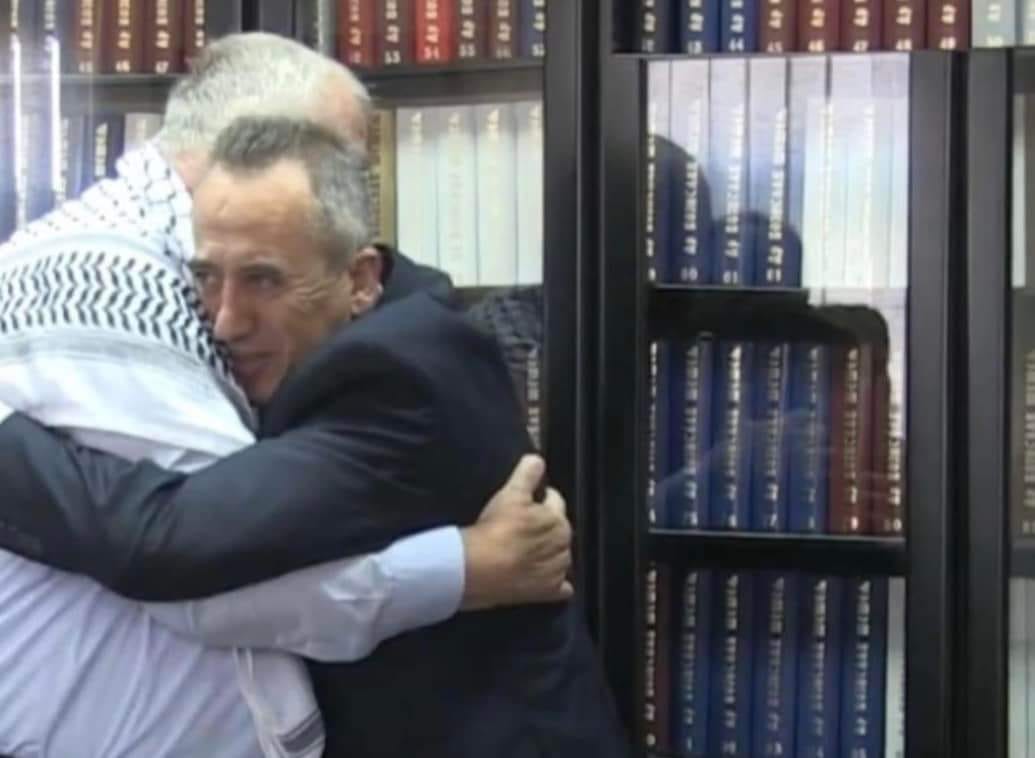 Latifi: Përqafimi i Ambasadorit palestinez me kreun e çetnikëve ...