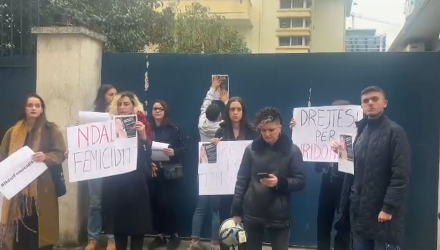 “Drejtësi për Liridonën”, protestë në Tiranë, i bashkohet ambasadori i ... “Drejtësi për Liridonën”, protestë në Tiranë, i bashkohet ambasadori i ...