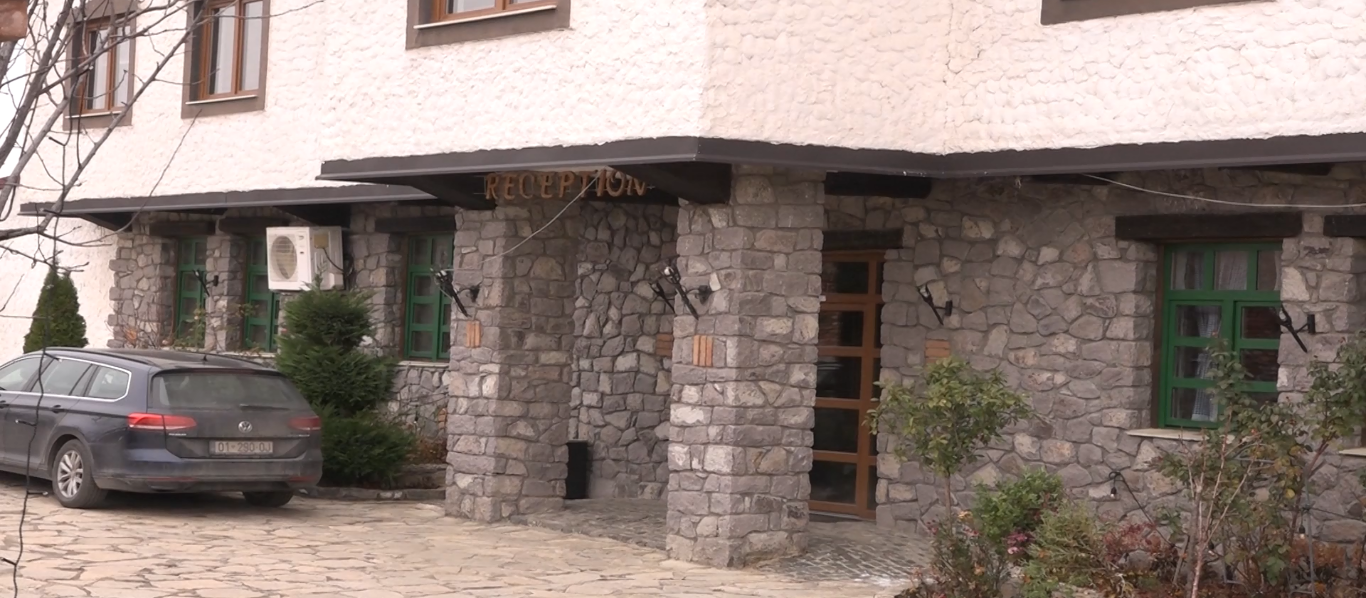 Granit Plava darkoi në restoranin e njëjtë ku po hanin Liridona ...
