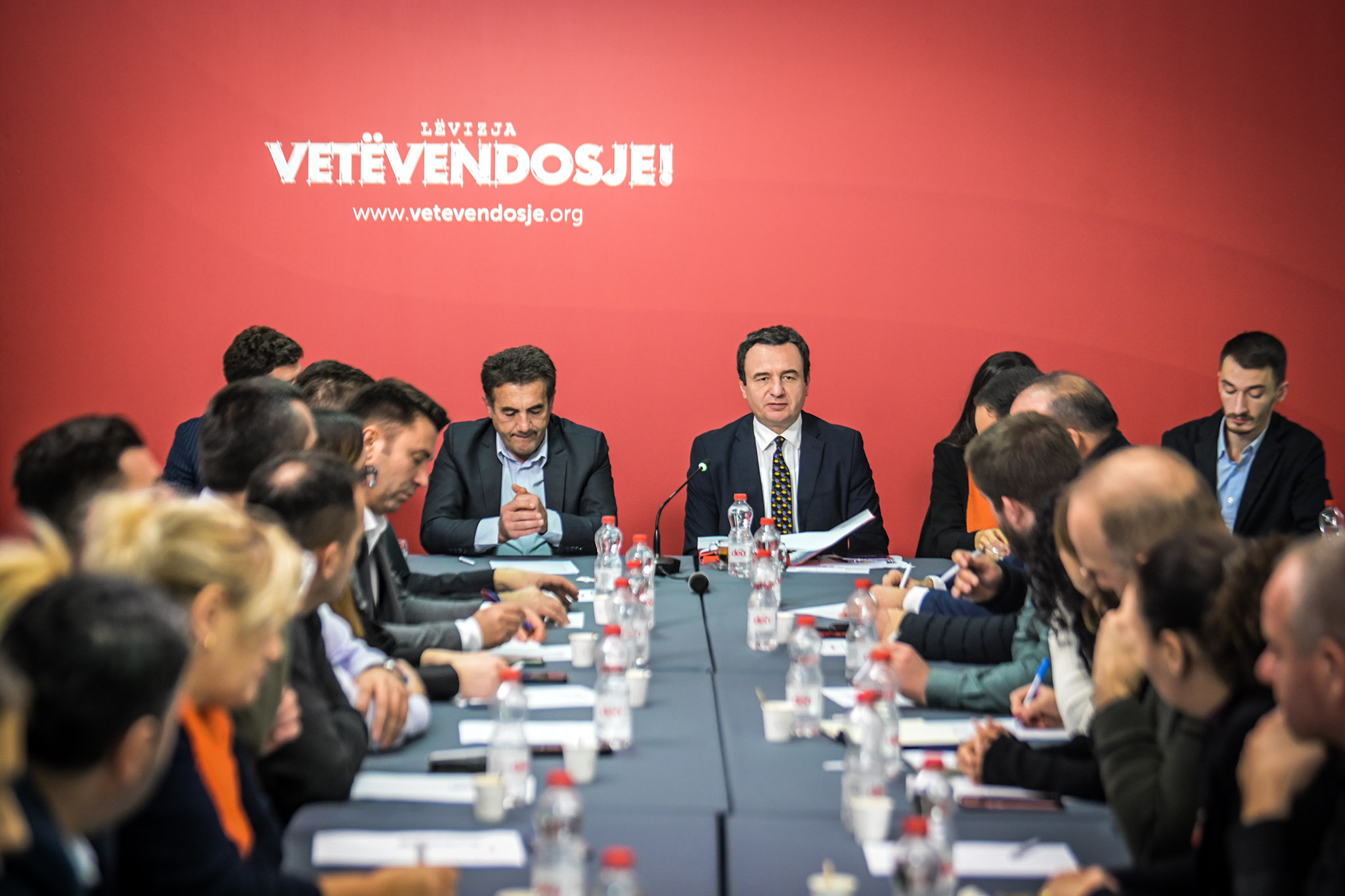 Kurti mbledh partinë, diskutojnë edhe për "dhunën që po ushtrohet ...