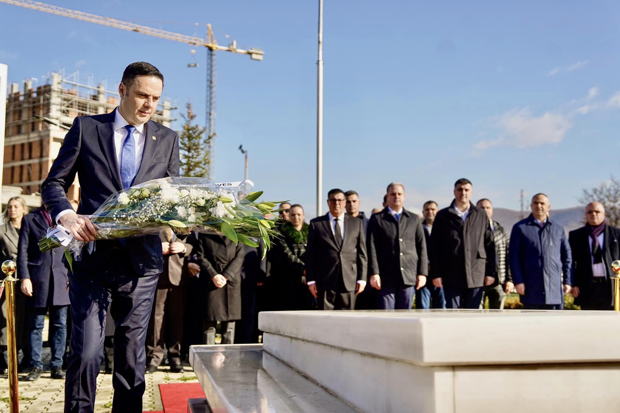 LDK nis aktivitetet për 34-vjetorin e themelimit te varri i Rugovës, Abdixhiku del me një ...