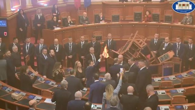 Foto/ Momenti kur Flamur Noka ndez zjarr në mes të Kuvendit të ...