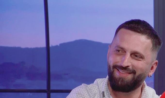 Vdes Arton Turkaj, gazetari dhe personazhi i njohur në rrjete sociale - Gazeta Express