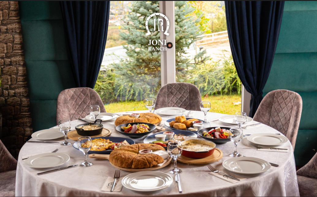 Joni Ranch ju fton të filloni ditën në një ambient elegant dhe të qetë ...