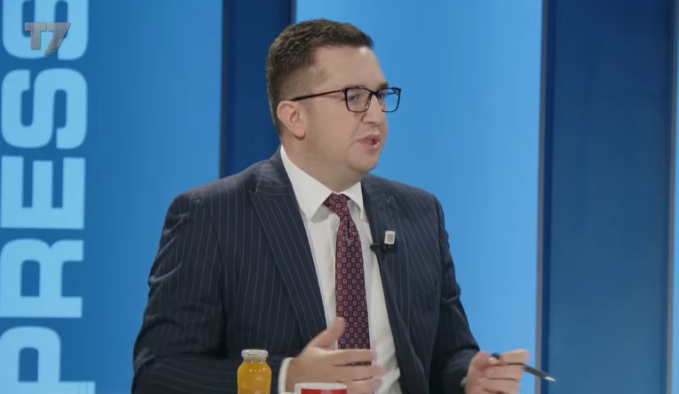 Deputeti i LDK-së e krahason Kurtin me liderët sovjetikë pas lëvdatave ... Deputeti i LDK-së e krahason Kurtin me liderët sovjetikë pas lëvdatave ...