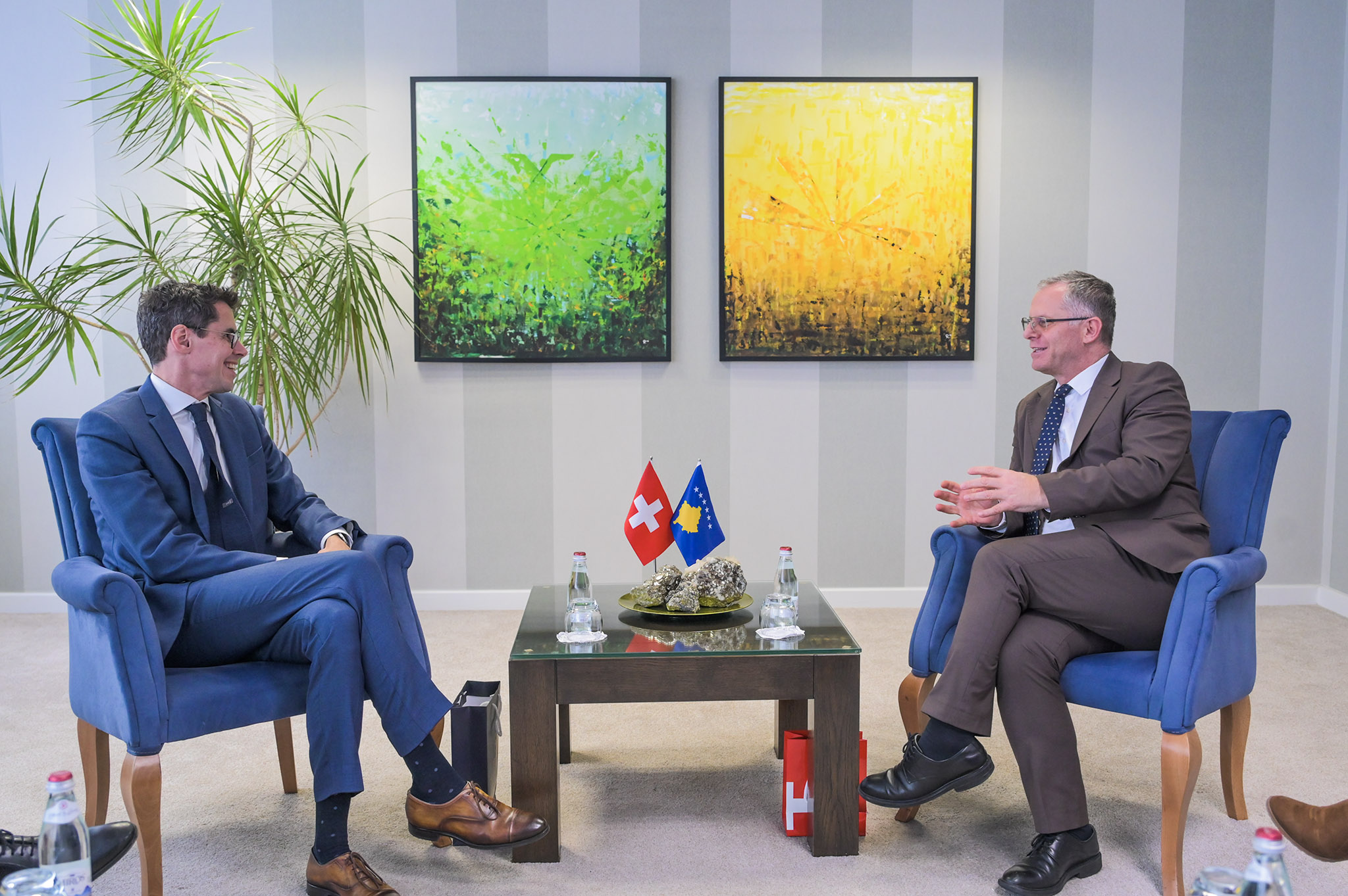 Bislimi pret në takim ambasadorin e ri të Zvicrës, Jürg Sprecher, ZKM ...
