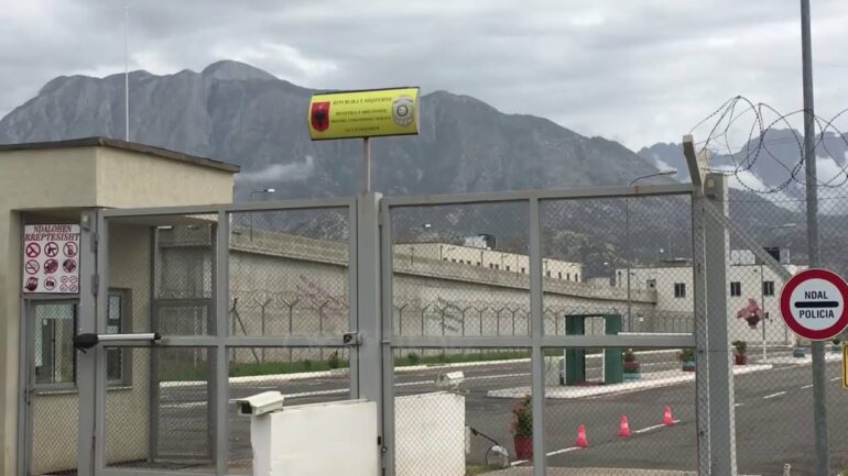 EMRI/ Përplasja me armë në burgun e Peqinit, ndërron jetë një nga të ... EMRI/ Përplasja me armë në burgun e Peqinit, ndërron jetë një nga të ...