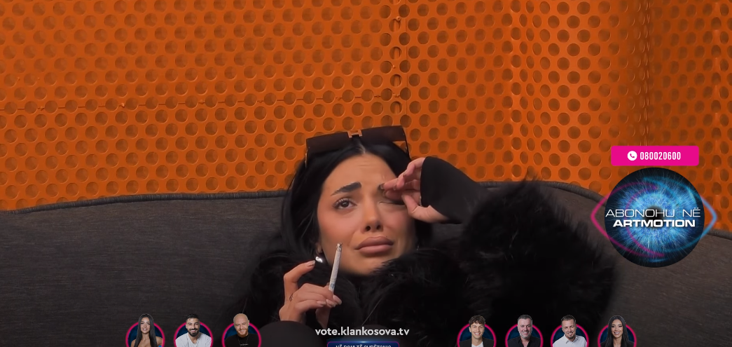 Kader e vetmuar në oborr nis të qajë – por, pse? - Gazeta Express