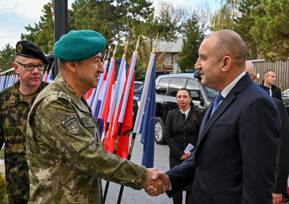 Presidenti i Bullgarisë takon Komandantin e KFOR-it në Prishtinë ...