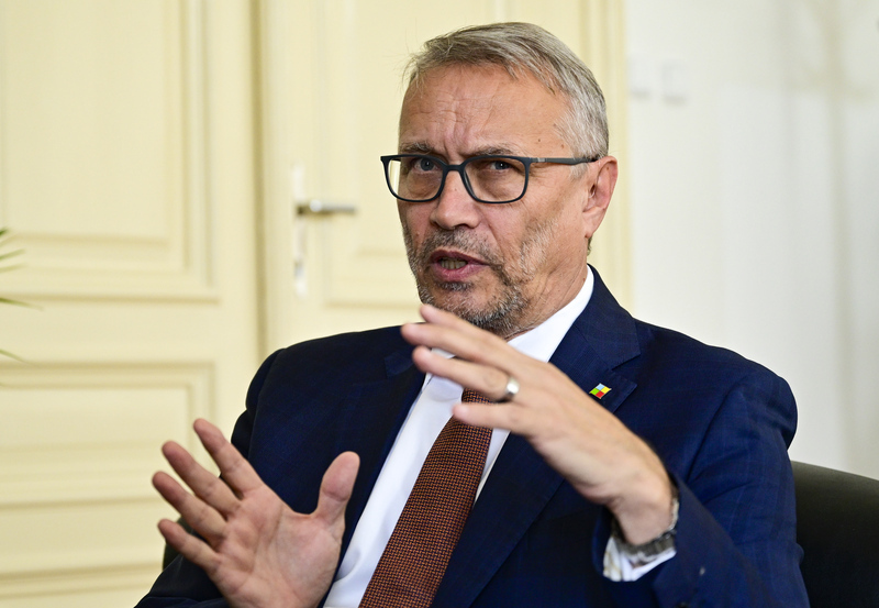 Ministri çek rrëfen për Kosovën: Studentët folën për Palestinën, skena ...