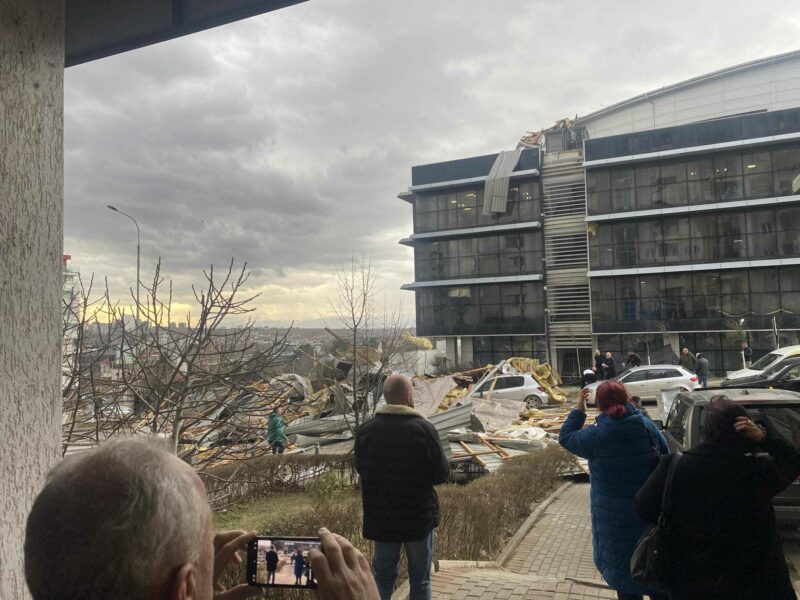 Pamje nga vendi ku ka rënë kulmi i objektit të ri të Komunës së ...